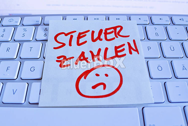 Notiz auf Computer Tastatur: Steuer zahlen - Bilderbox Bildagentur GmbH